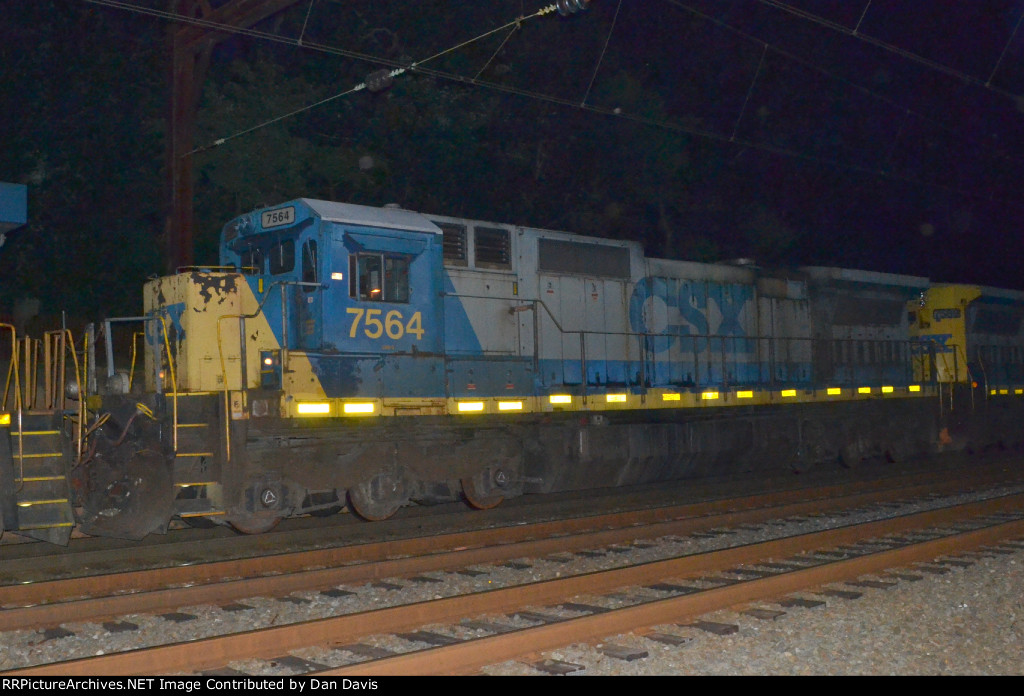 CSX C40-8 7564 trails CSX ES40DC 5348 on Q034-02